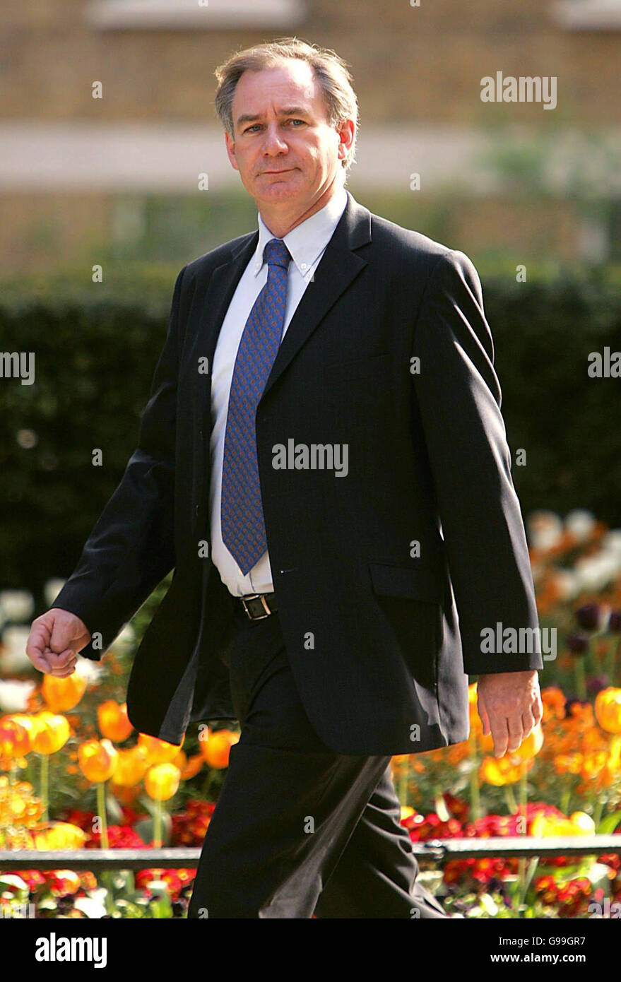 Geoff Hoon arrives at number 10 Downing Street in central London Stock ...