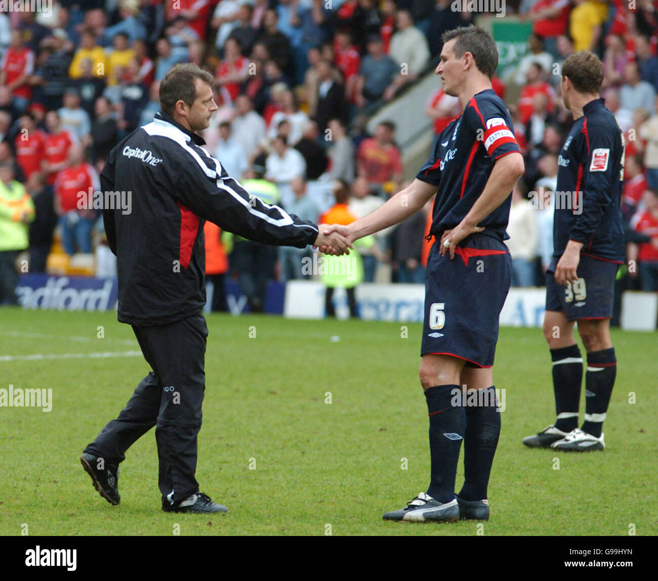 Nottingham forests ian mcparland with ian breckin after the game hi-res ...