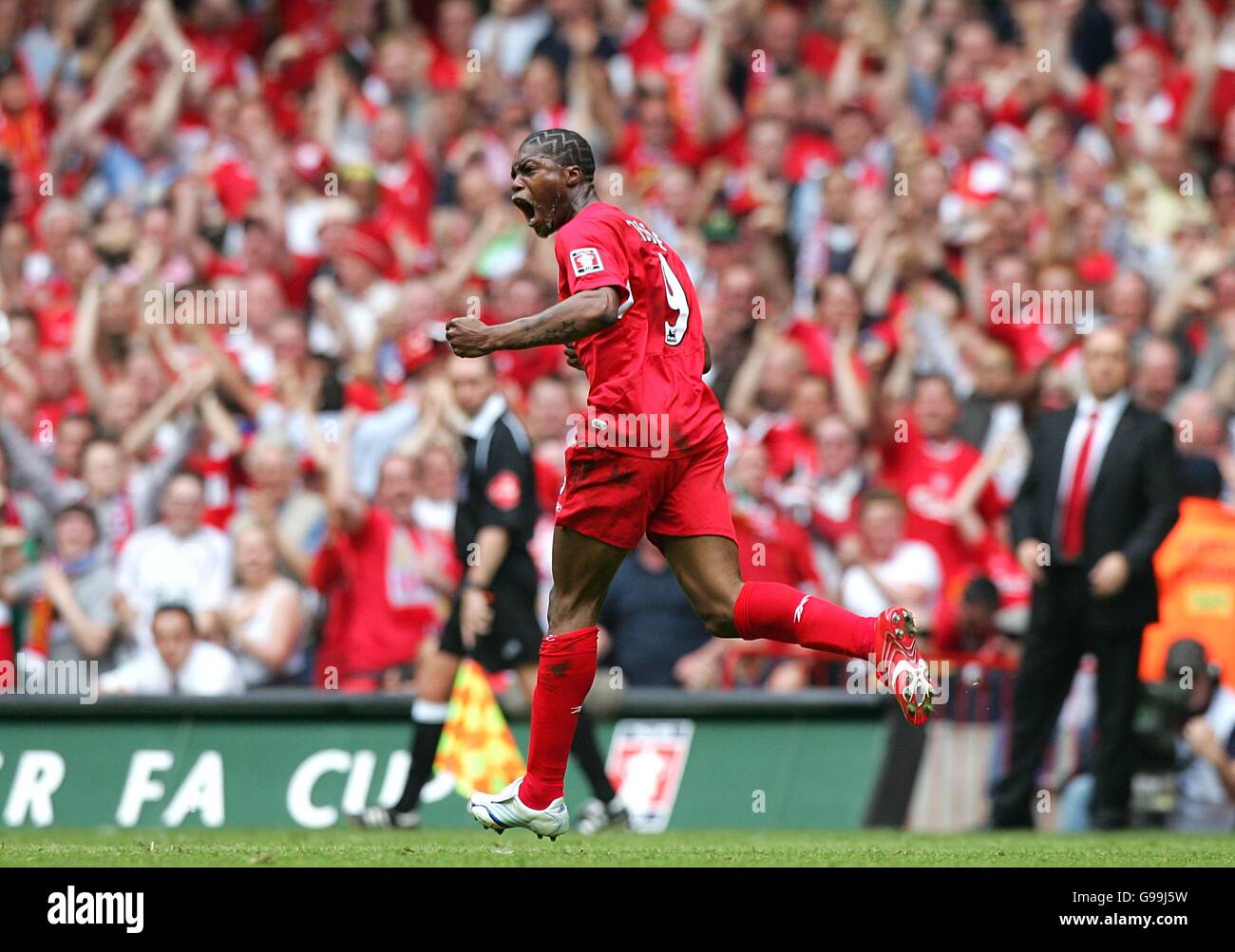 Liverpools djibril cisse celebrates his goal hi-res stock photography ...