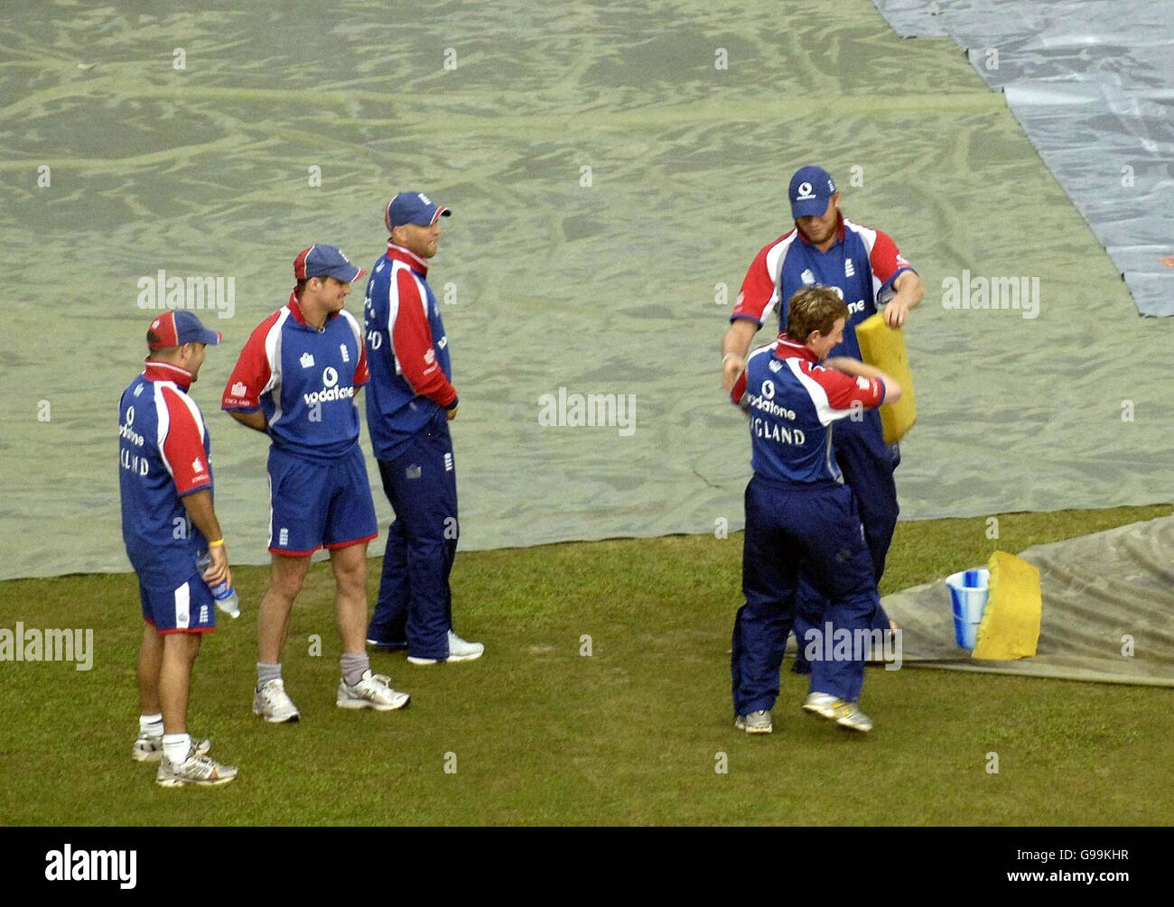England captain Andrew Flintoff (R) offers Paul Collingwood a sponge to ...