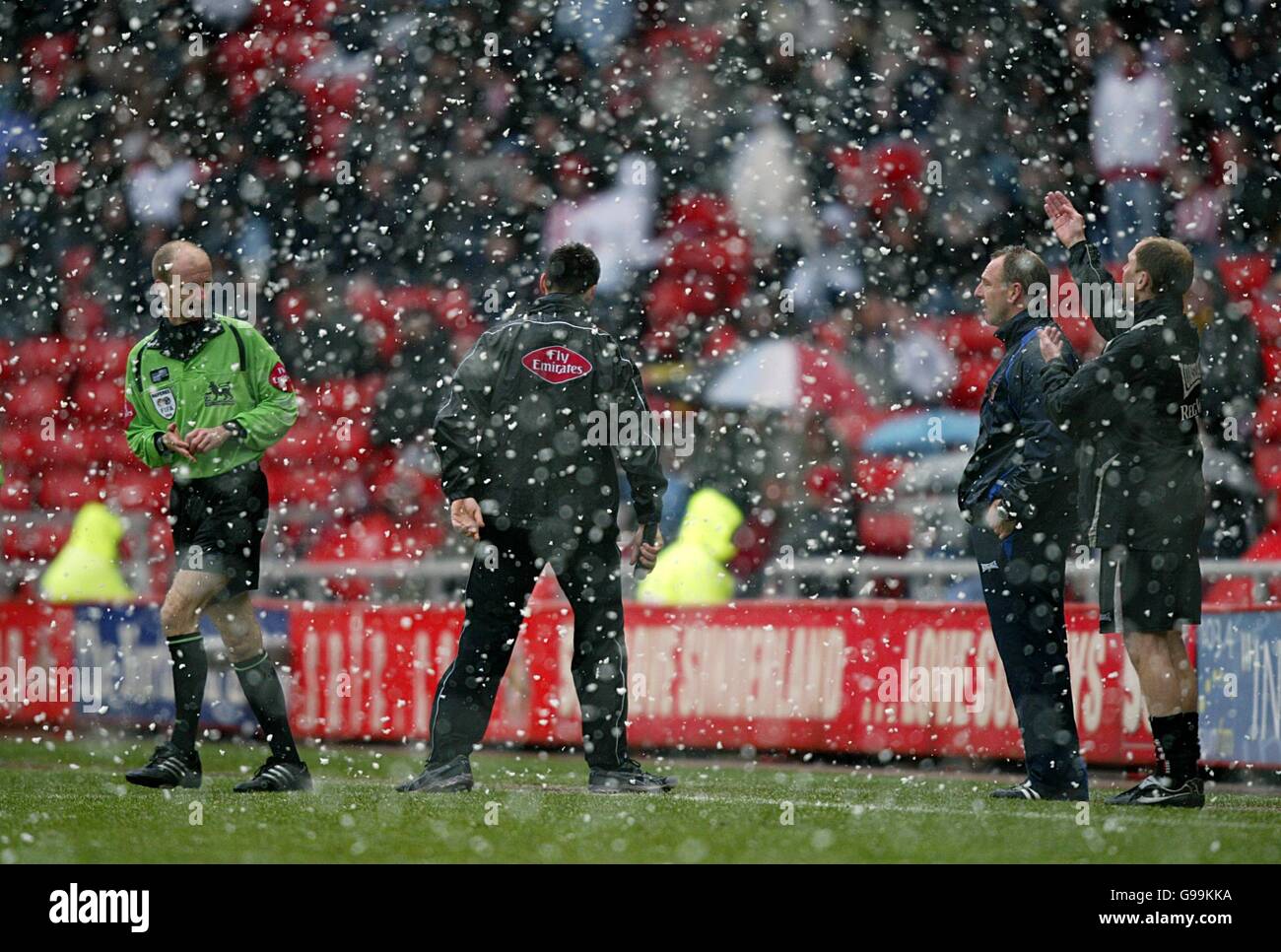 Mike riley premier league referee hi-res stock photography and images ...