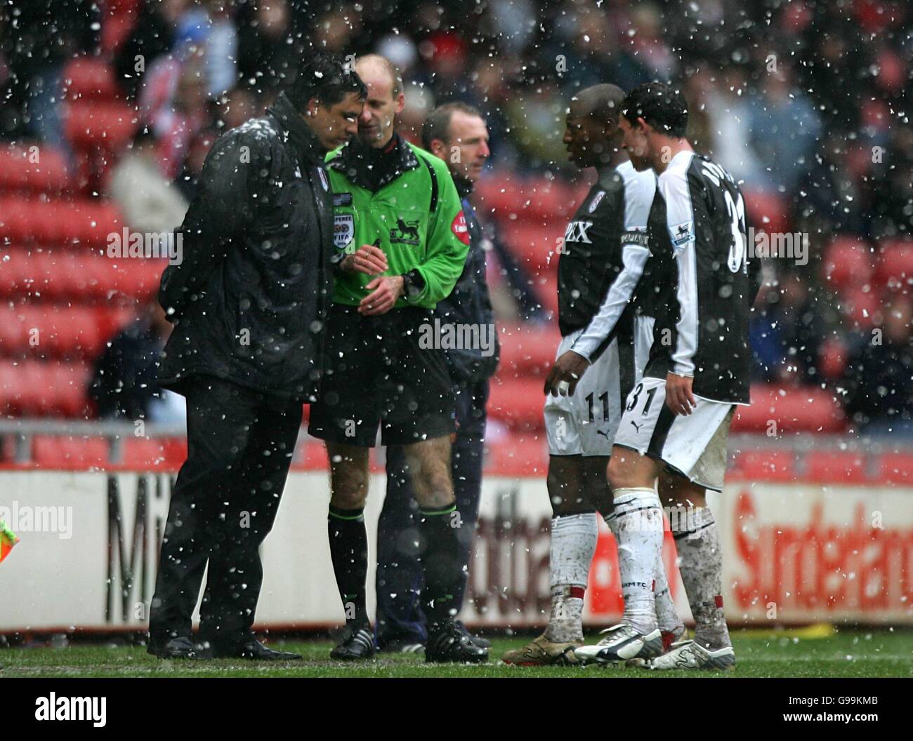 Mike riley premier league referee hi-res stock photography and images ...