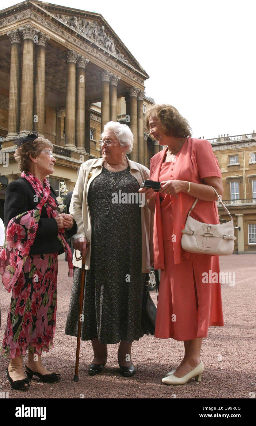 Her friend janice hope as they leave buckingham palace hi-res stock ...