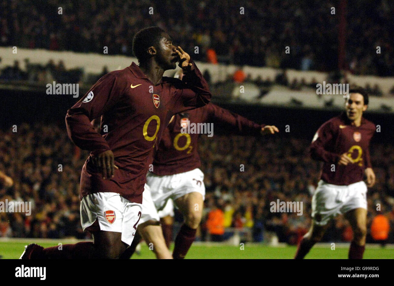 Arsenal's Kolo Toure (L) celebrates scoring against Villarreal during ...