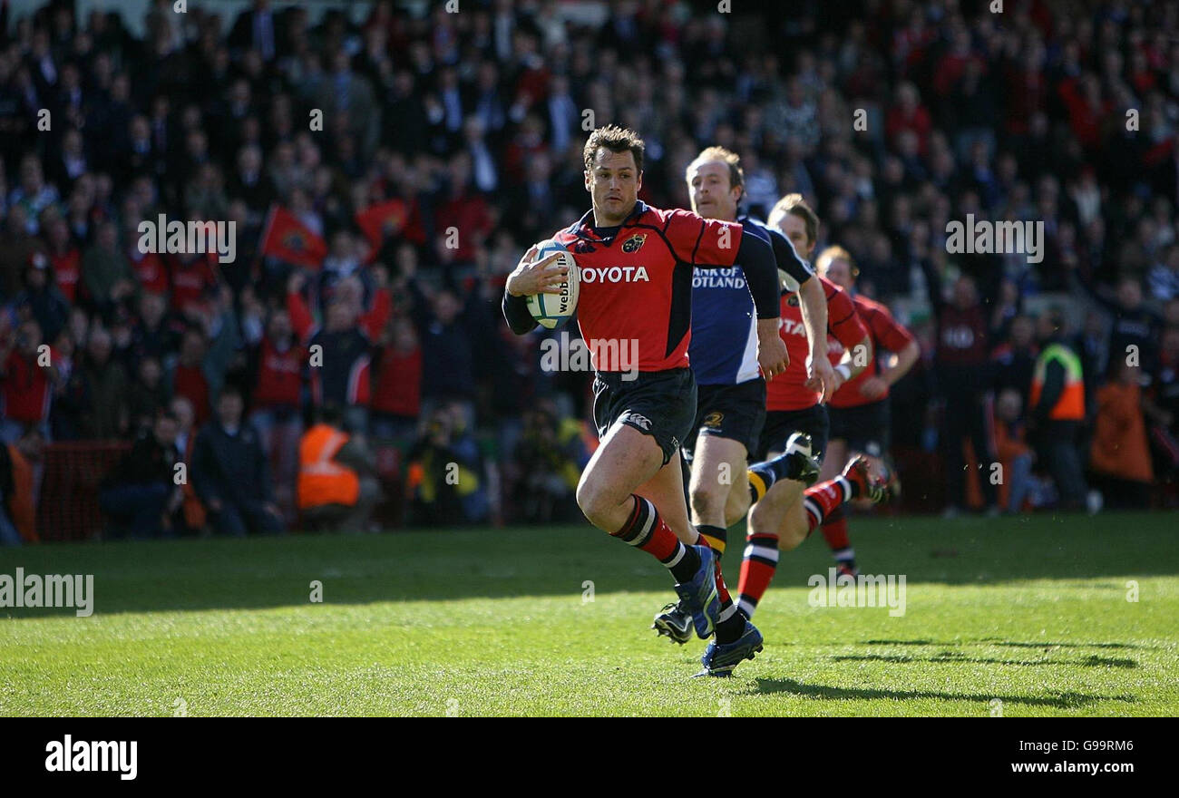 Munster's Trevor Halstead evades Leinster's Denis Hickie to score ...