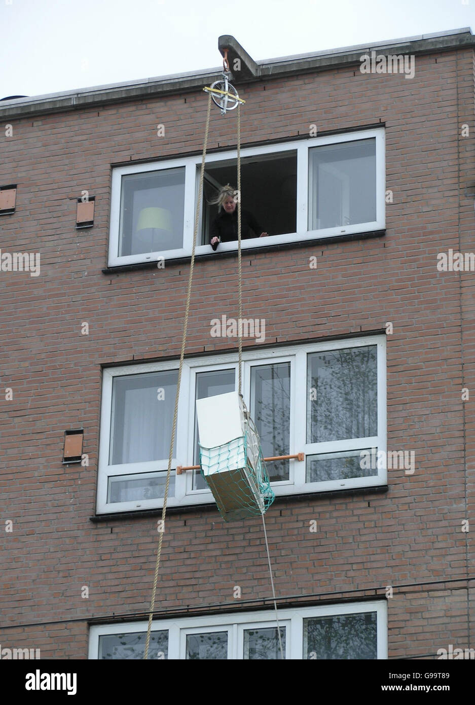 A rope and pully helps a resident moving-in to a flat in Amsterdam get ...