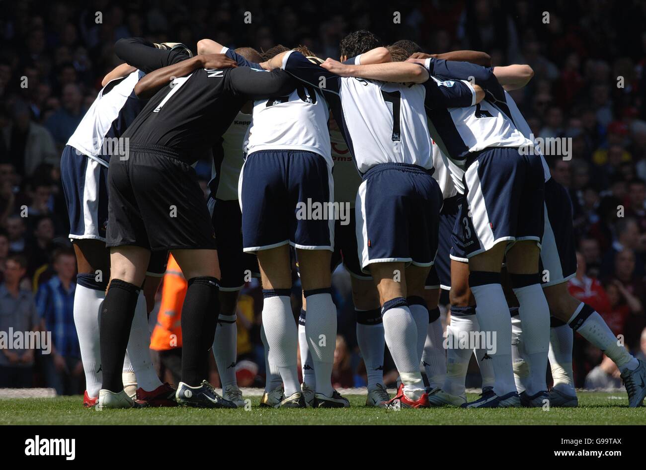 Tottenham hotspur players huddle hi-res stock photography and images ...