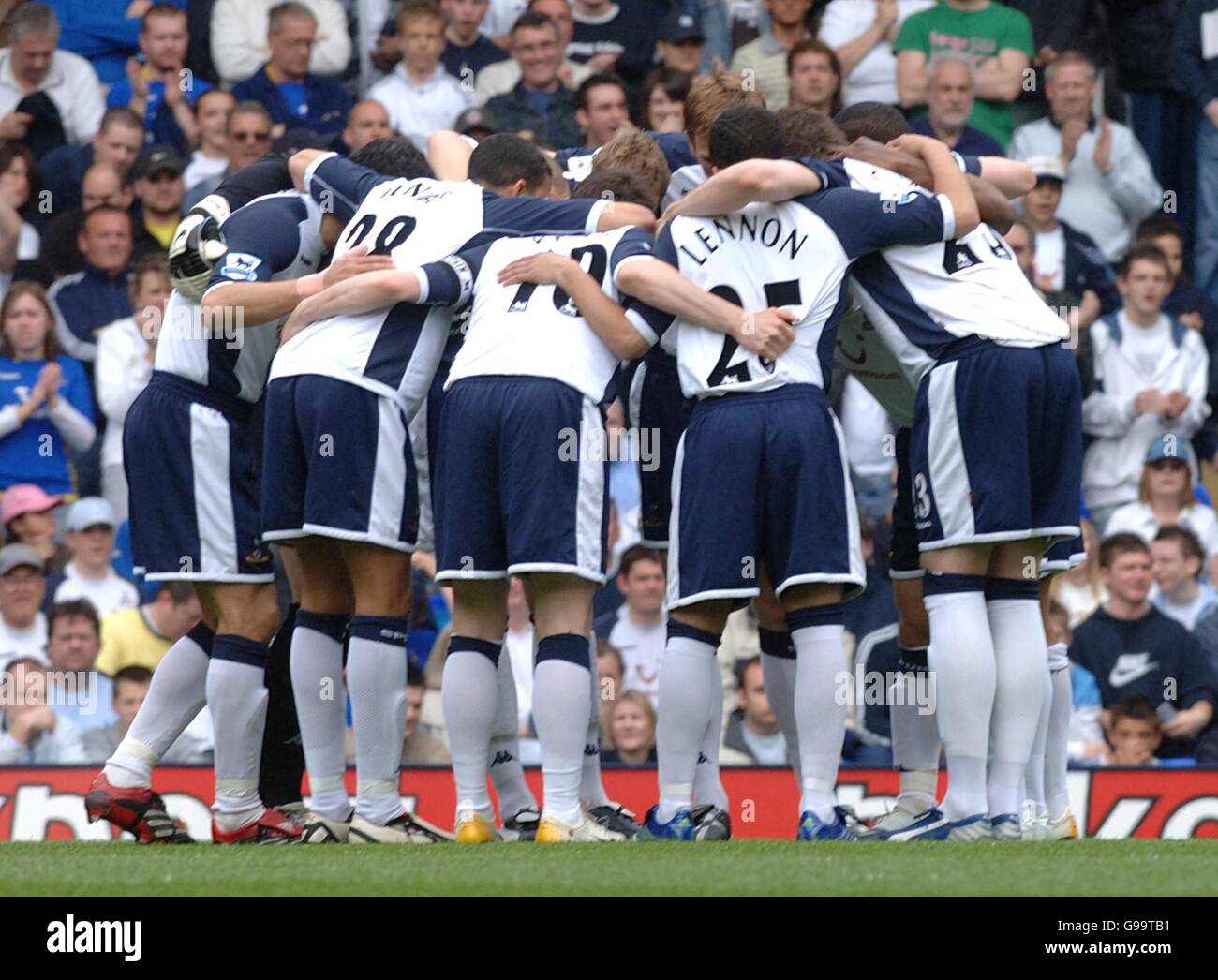 Tottenham hotspur players huddle hi-res stock photography and images ...