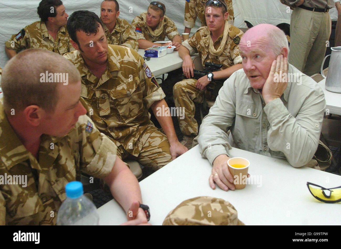 Defence Secretary John Reid talks to 47 Regiment RA, 21 Air Assault ...