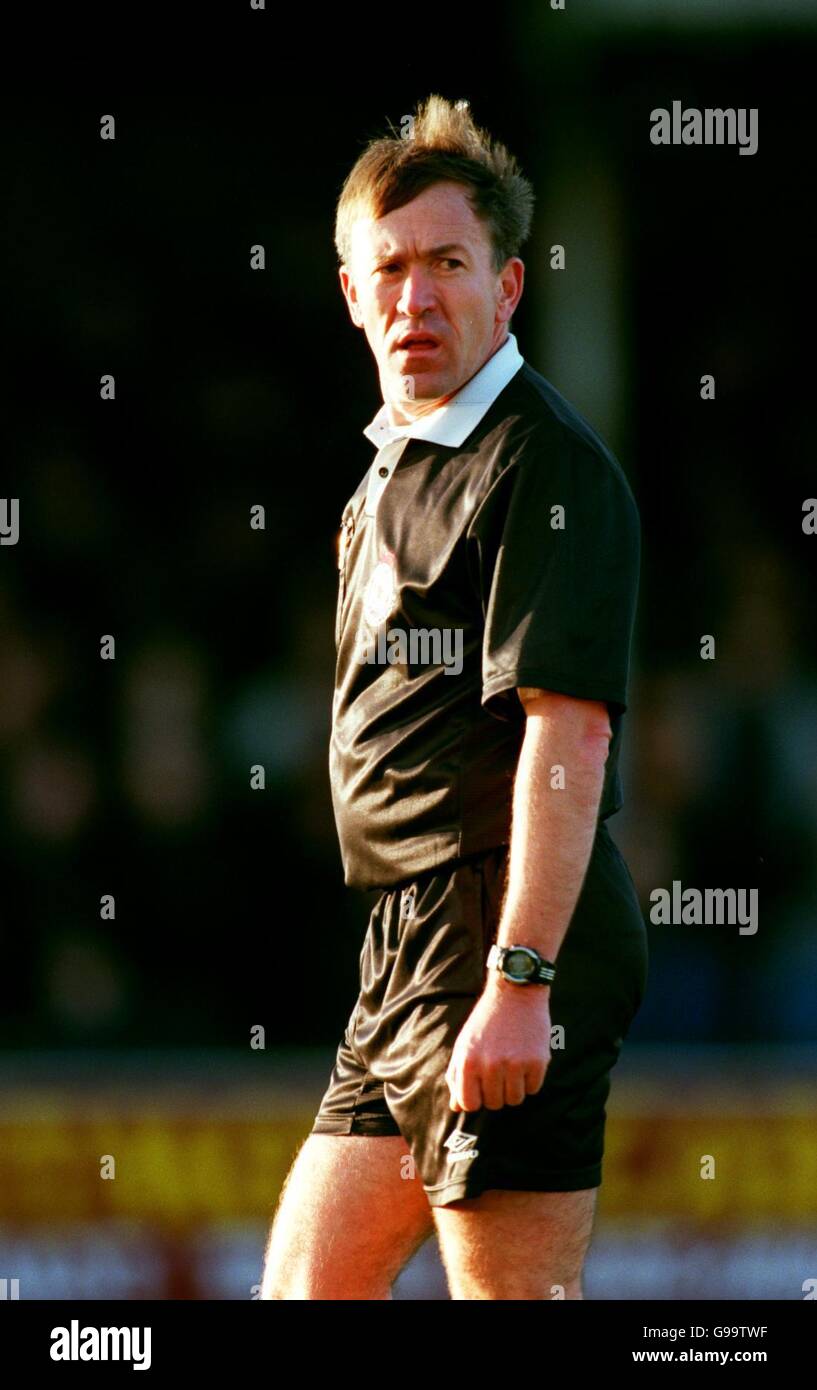 Referee steve tomlin hi-res stock photography and images - Alamy