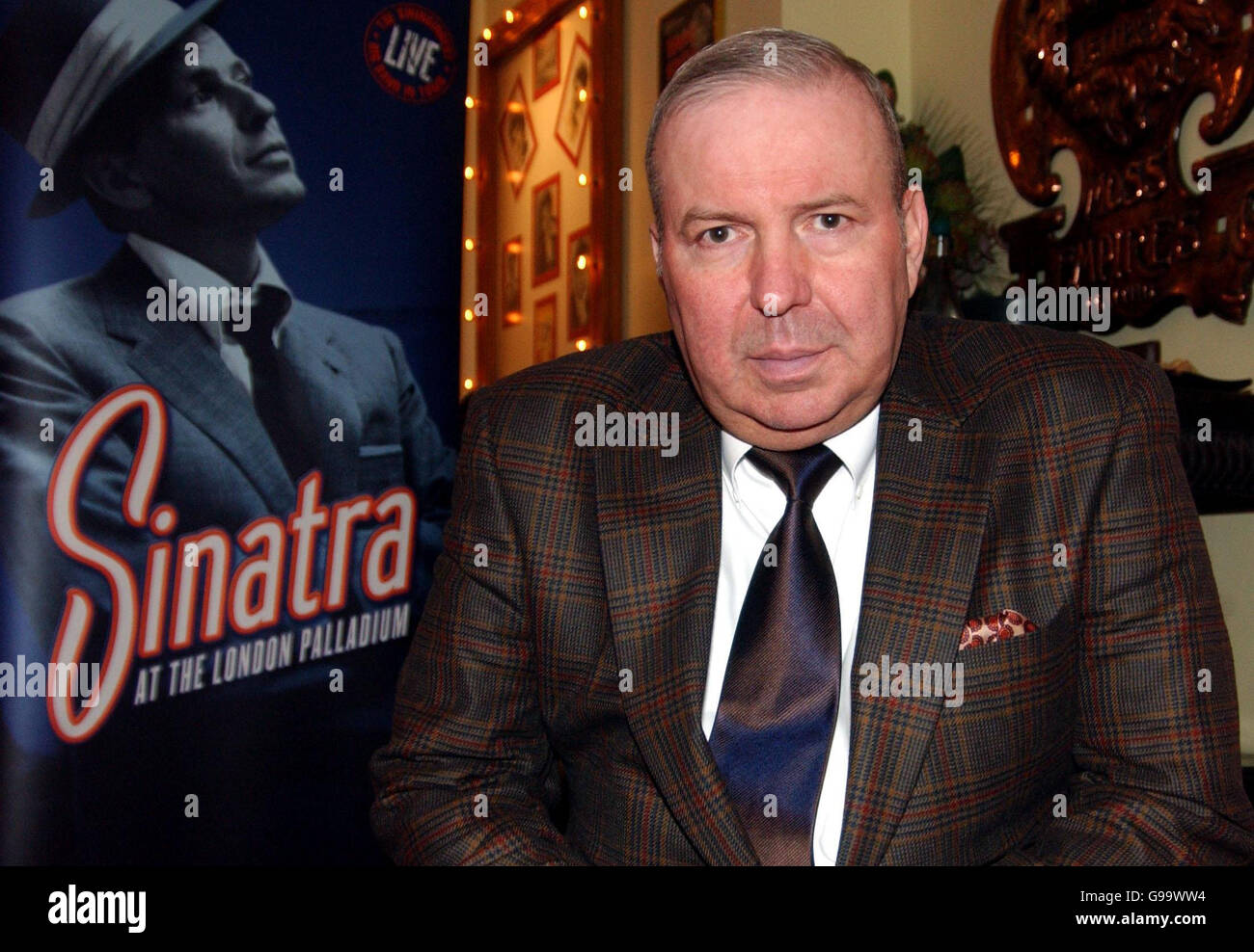 Frank sinatra some came running hi-res stock photography and images - Alamy