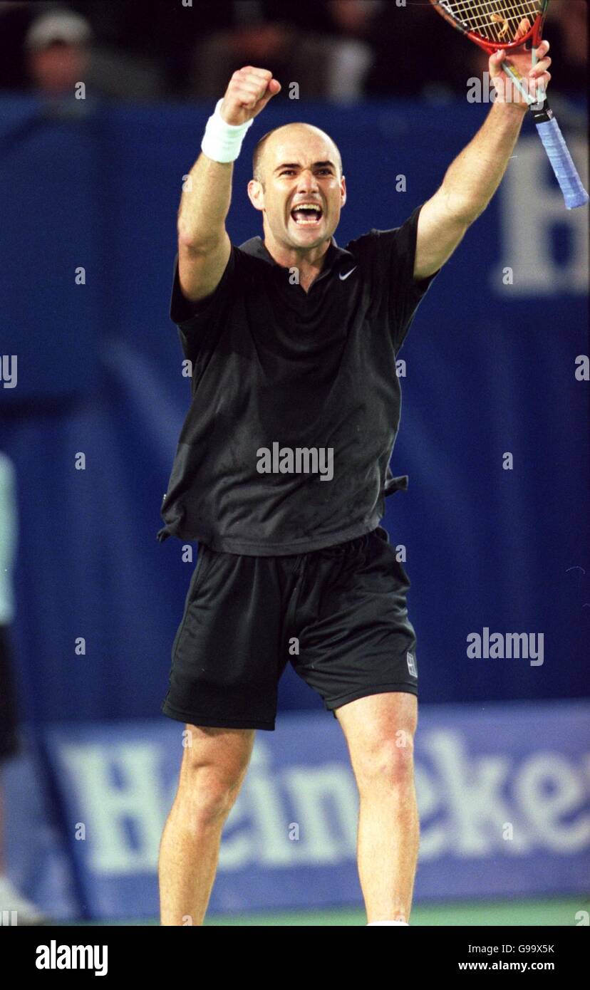 Pete sampras andre agassi 2000 hi-res stock photography and images - Alamy