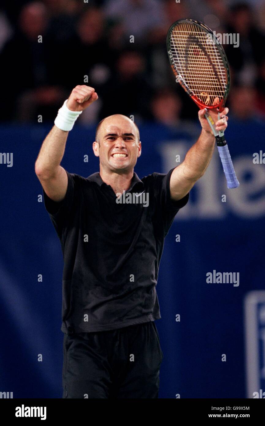 Pete sampras andre agassi 2000 hi-res stock photography and images - Alamy