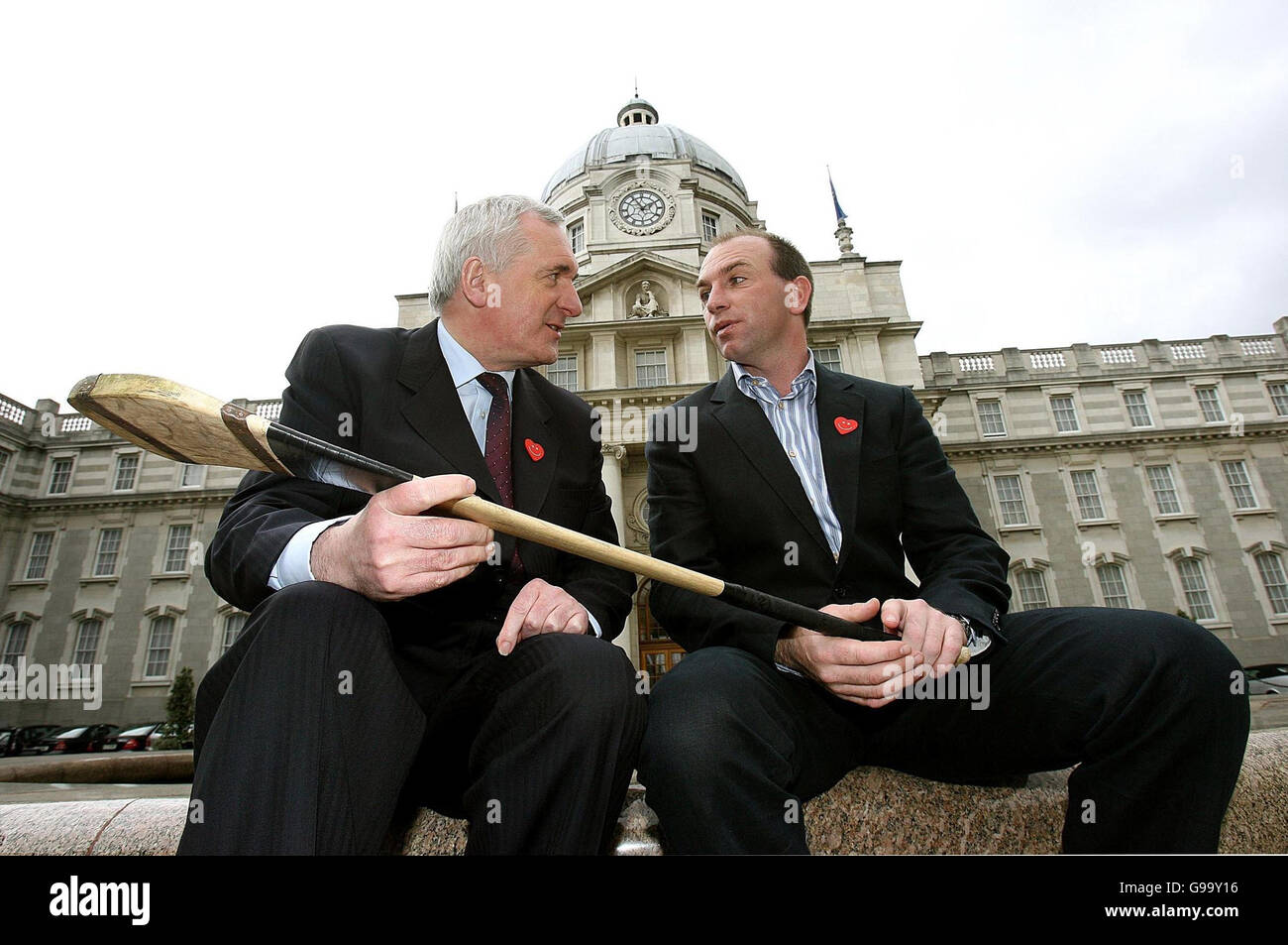 Bertie ahern at government buildings in dublin hi-res stock photography ...