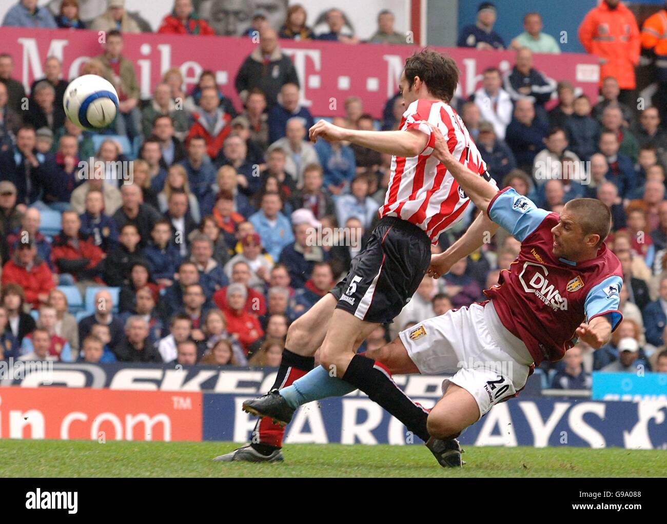 (L-R) Sunderland's Gary Breen is challenged by Aston Villa's Kevin ...
