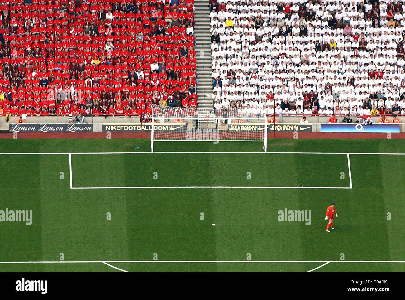 Arsenal emirates stadium north bank hi-res stock photography and images ...
