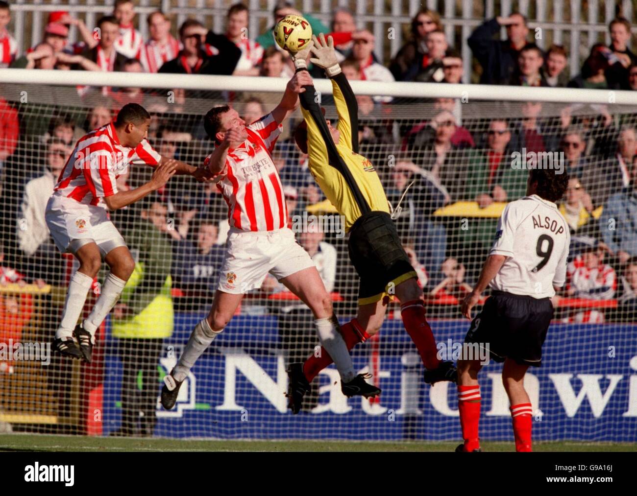 Swansea City goalkeeper Roger Freestone (r) can only get his fingertips ...