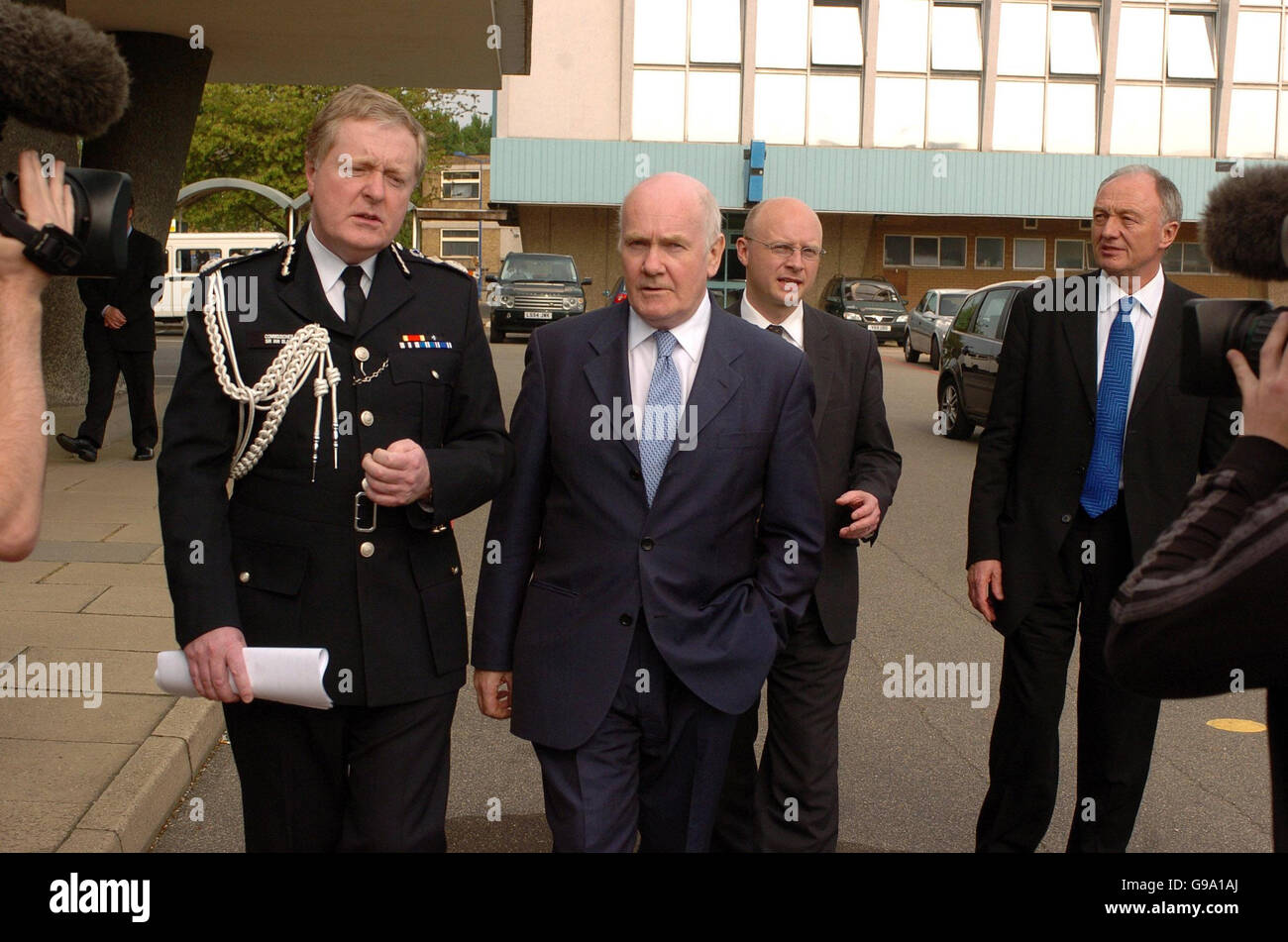 Britain's new Home Secretary John Reid (2nd L) with Metropolitan Police ...