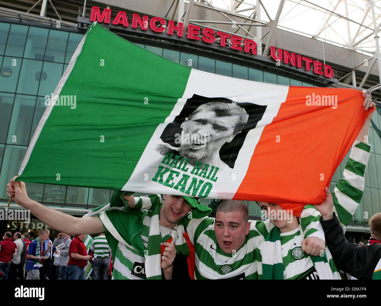 Roy keane testimonial match old trafford hi-res stock photography and ...