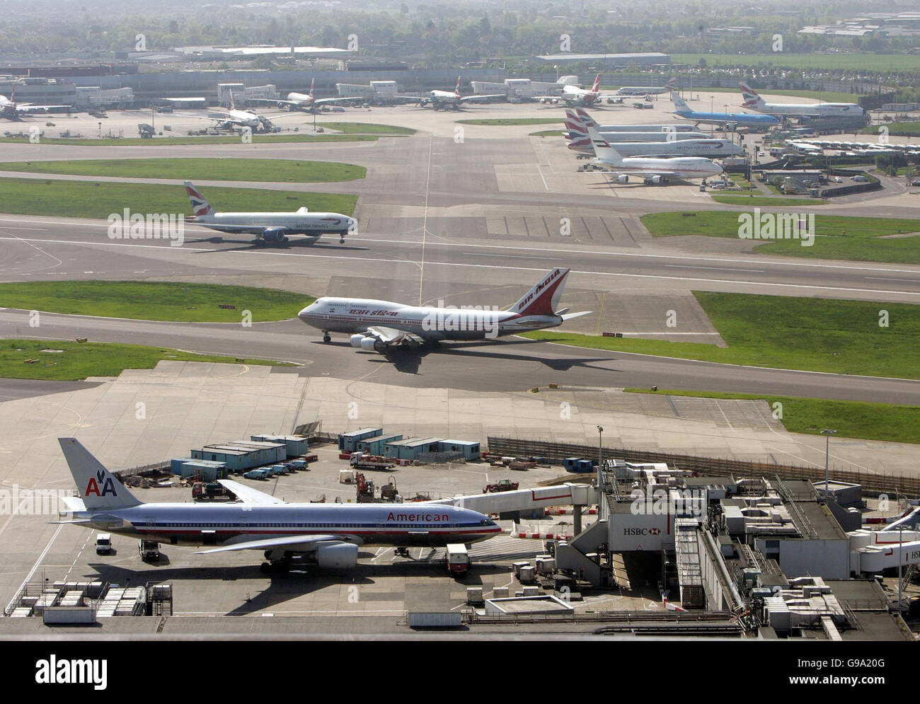 Air traffic control tower heathrow hi-res stock photography and images ...