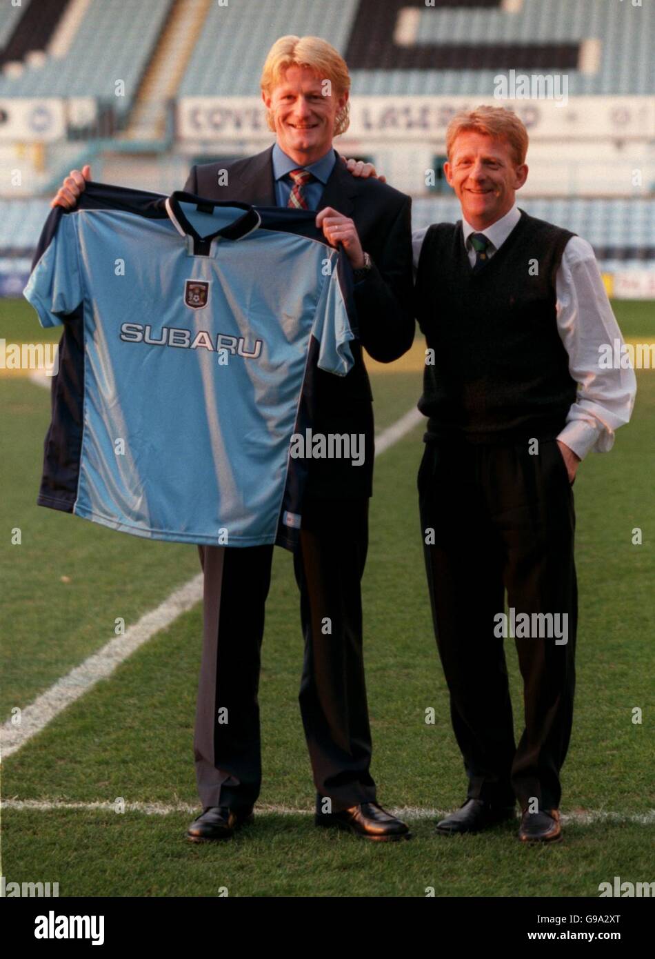 Coventry citys new signing colin with his new manager strachan hi-res ...
