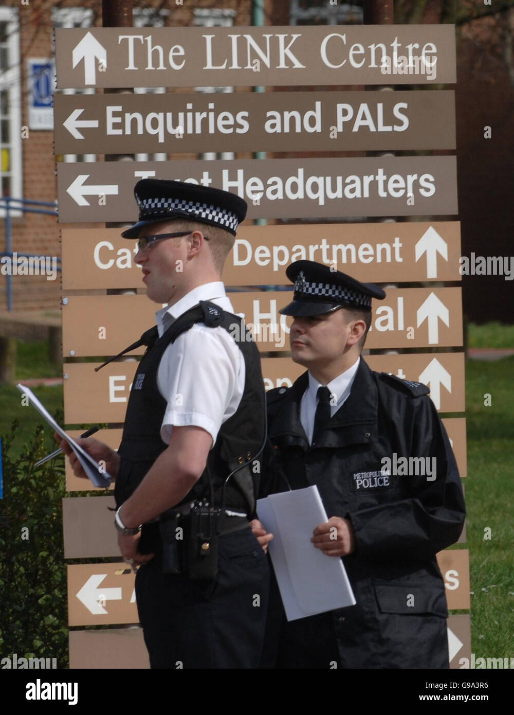 Police officers at st georges hospital in hornchurch hi-res stock ...