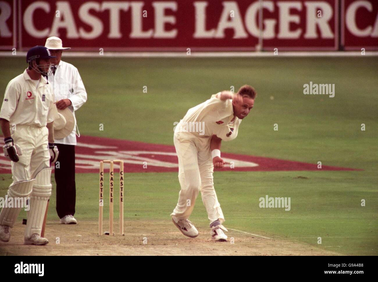 South Africa's Allan Donald in action against England Stock Photo - Alamy