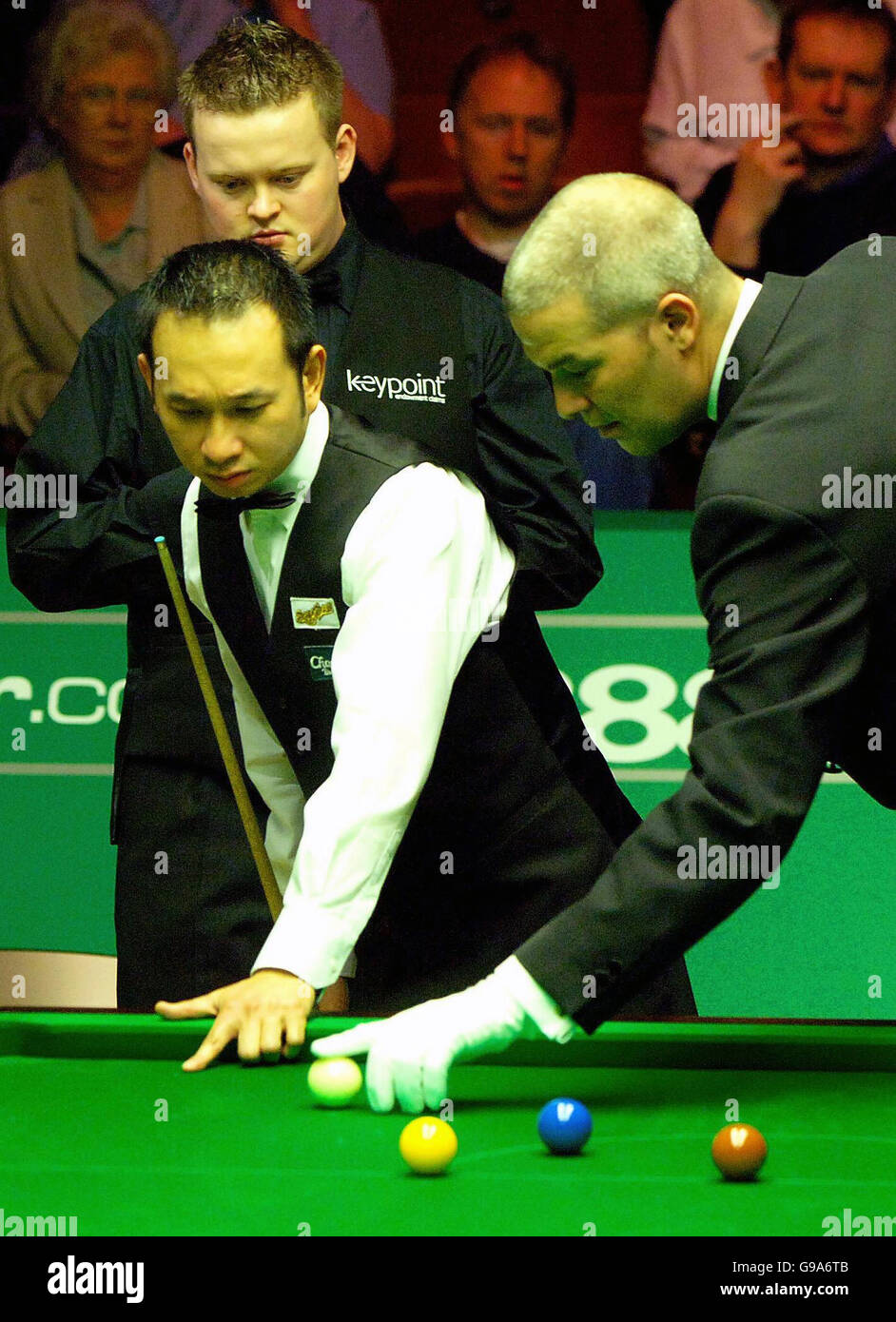 Shaun Murphy watches James Wattana tell referee jan Verhaas where to ...