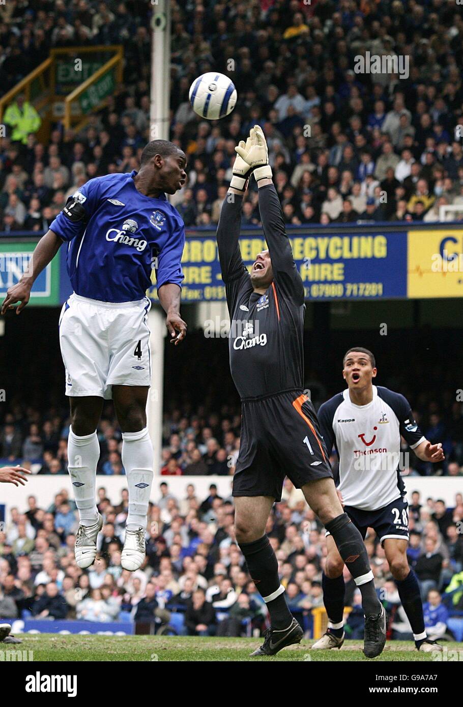 Everton goal keeper Richard Wright (c) comes out to catch a corner ...