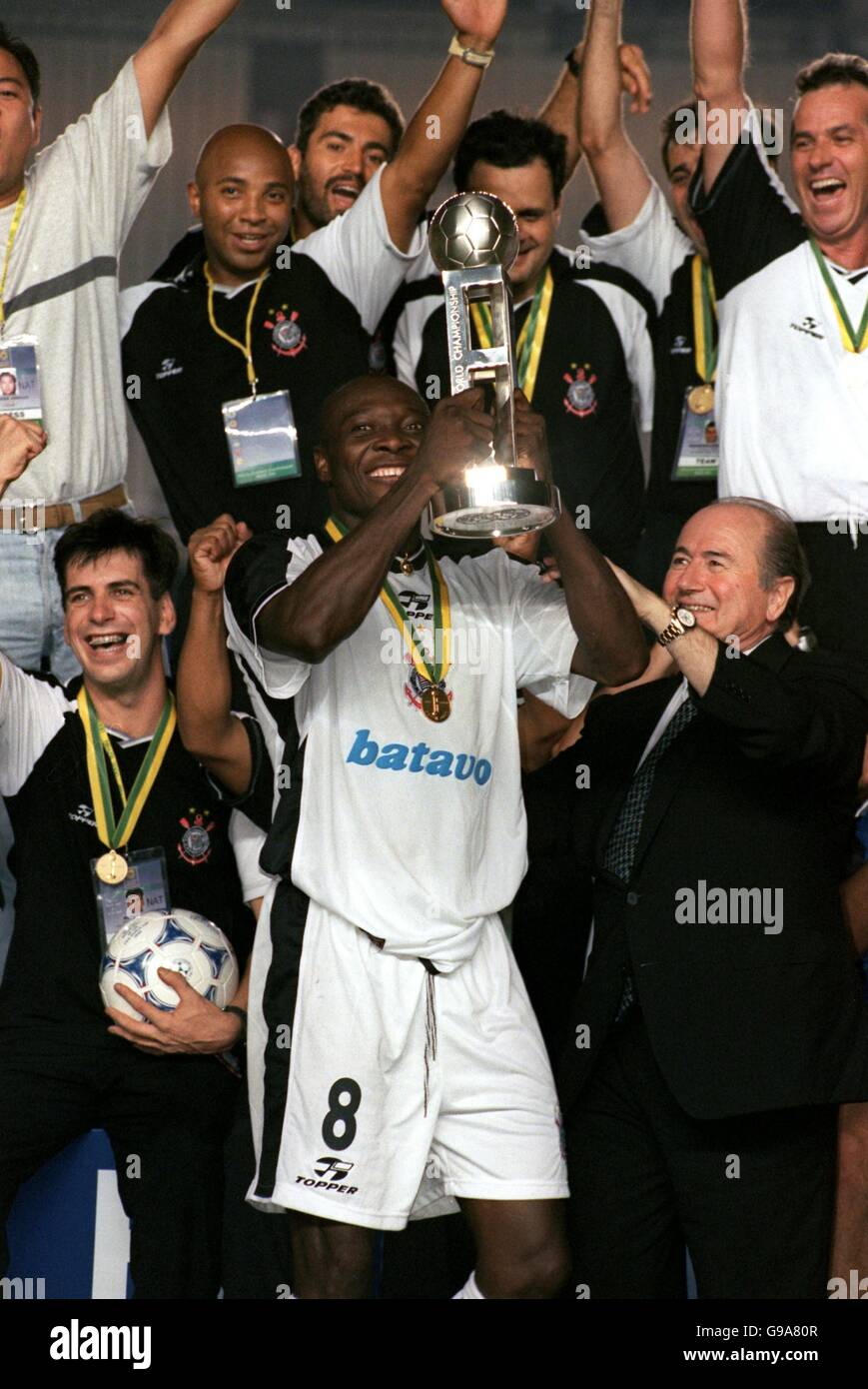 Corinthians captain Freddy Rincon lifts the FIFA Club World ...