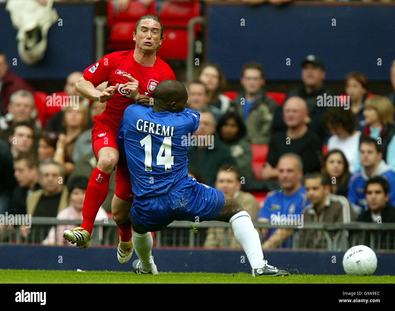 Chelsea's Njitap Geremi stops Liverpool's Harry Kewell Stock Photo - Alamy