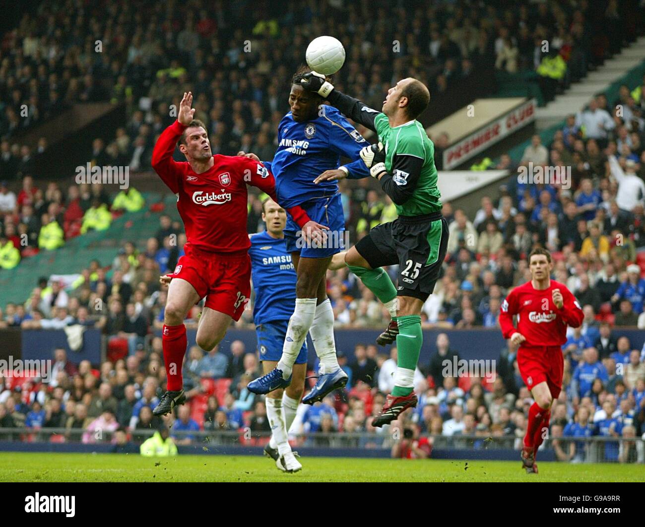 Chelsea's Didier Drogba (c) beats Liverpool's goalkeeper Jose Reina (r ...