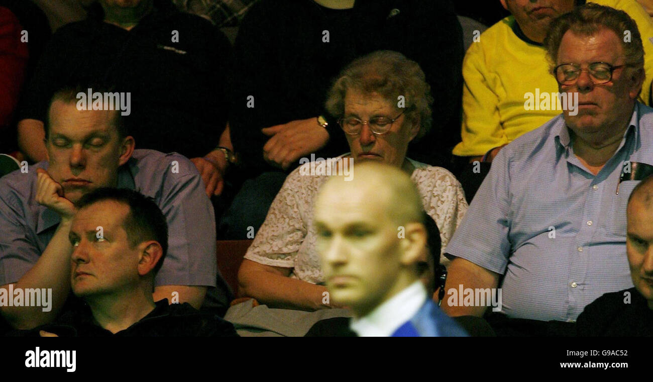 Crucible snooker crowd hi-res stock photography and images - Alamy
