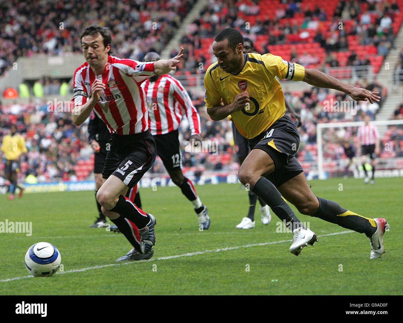 Arsenal's Thierry Henry (r) takes on Sunderland's Gary Breen Stock ...