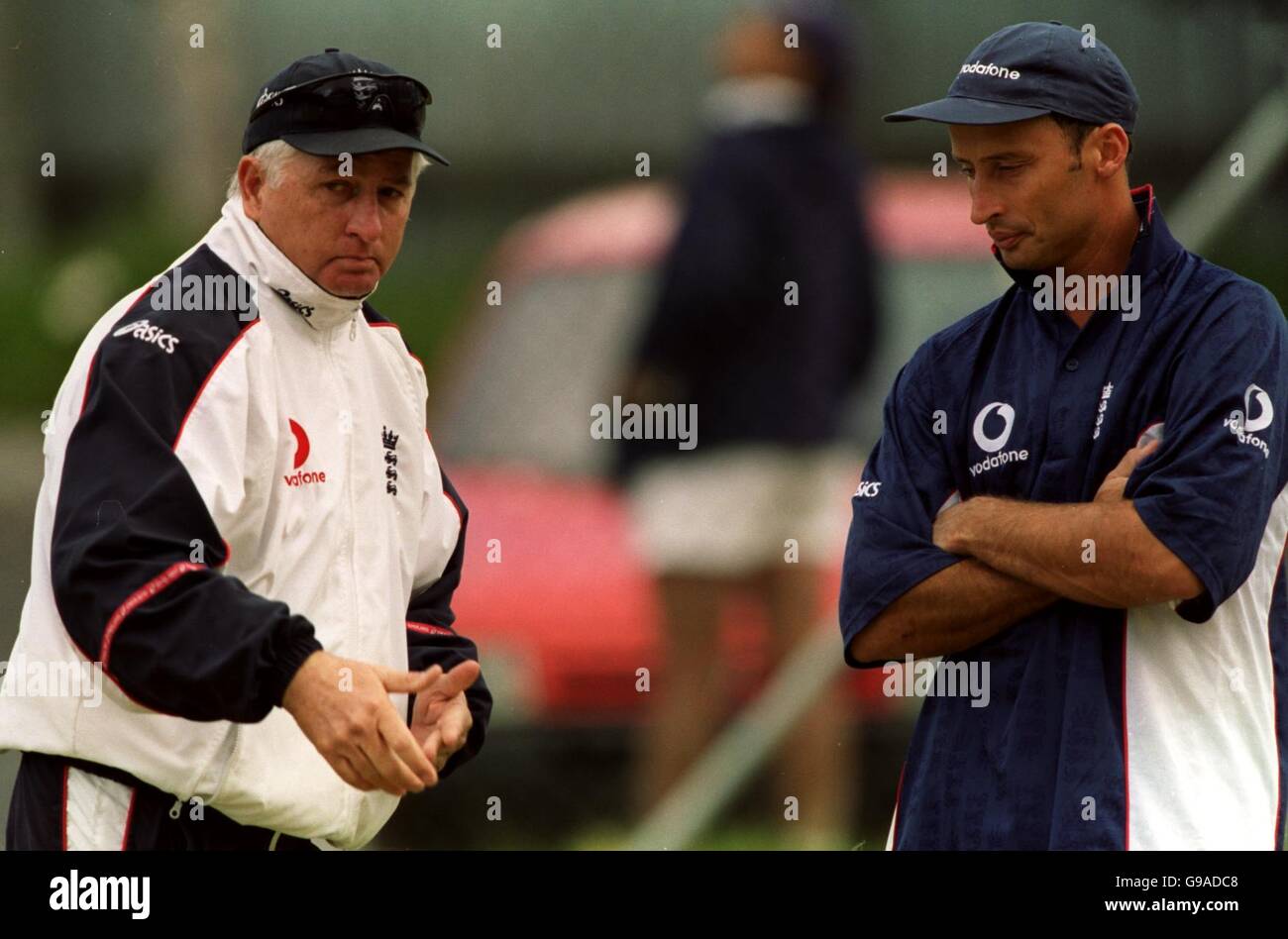 England coach Duncan Fletcher (l) explains his ideas to captain Nasser ...