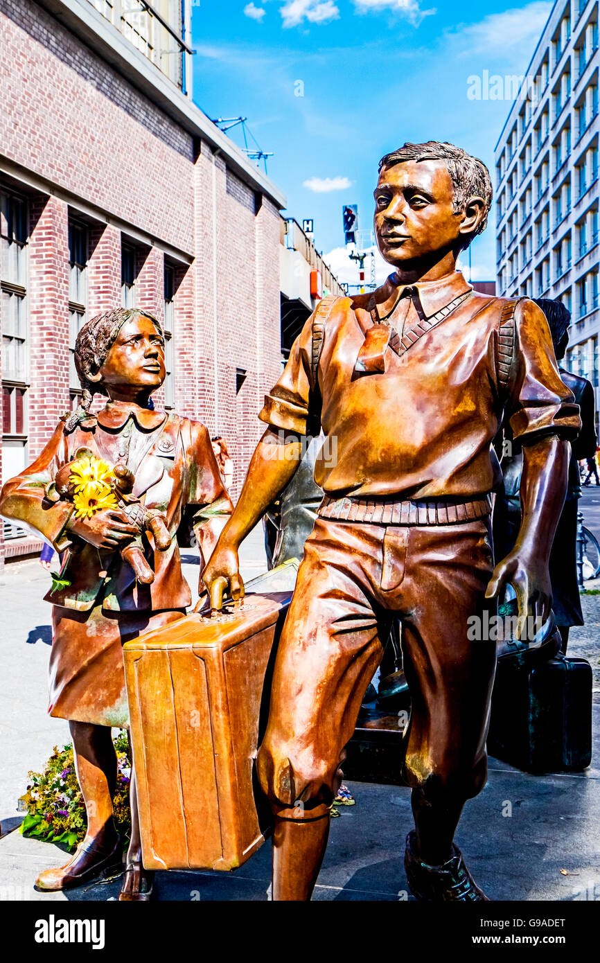 Kindertransport memorial statue berlin hi-res stock photography and ...