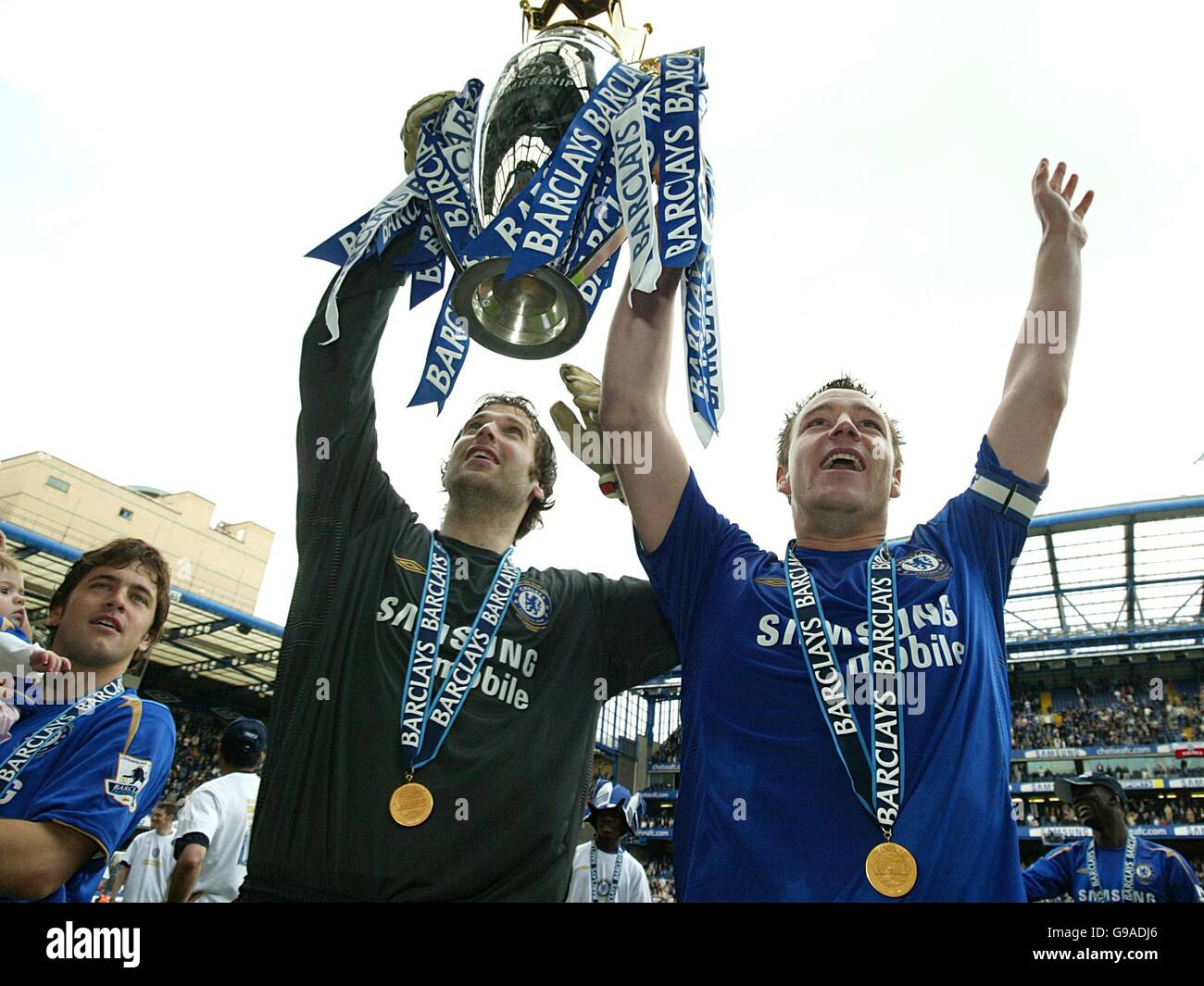Petr cech chelsea premier league trophy hi-res stock photography and ...