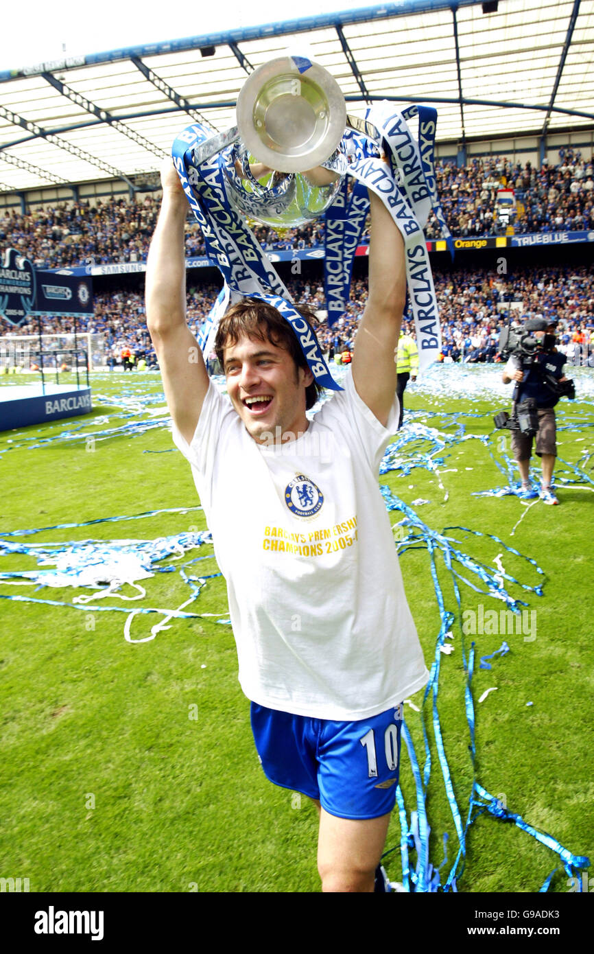 Chelseas joe cole celebrates with the premier league trophy hi-res ...