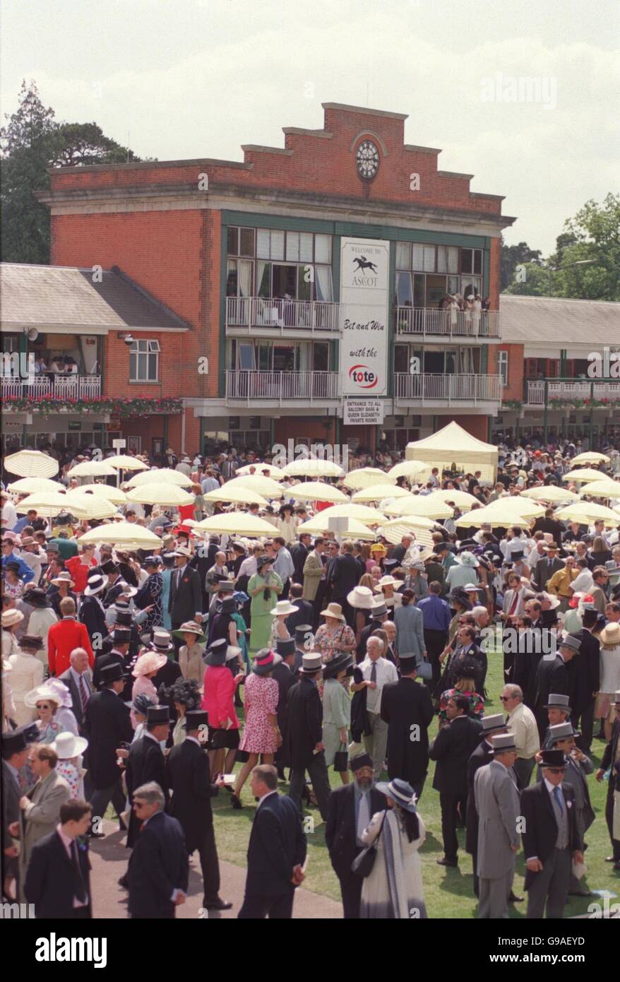 The queen elizabeth dining rooms hi-res stock photography and images ...