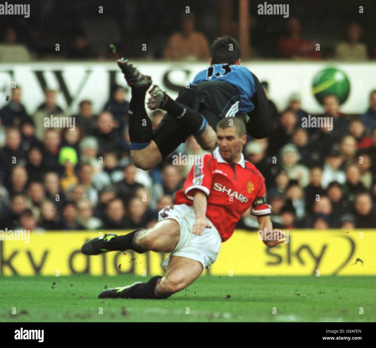 Manchester United's Roy Keane (r) slides into Newcastle United ...