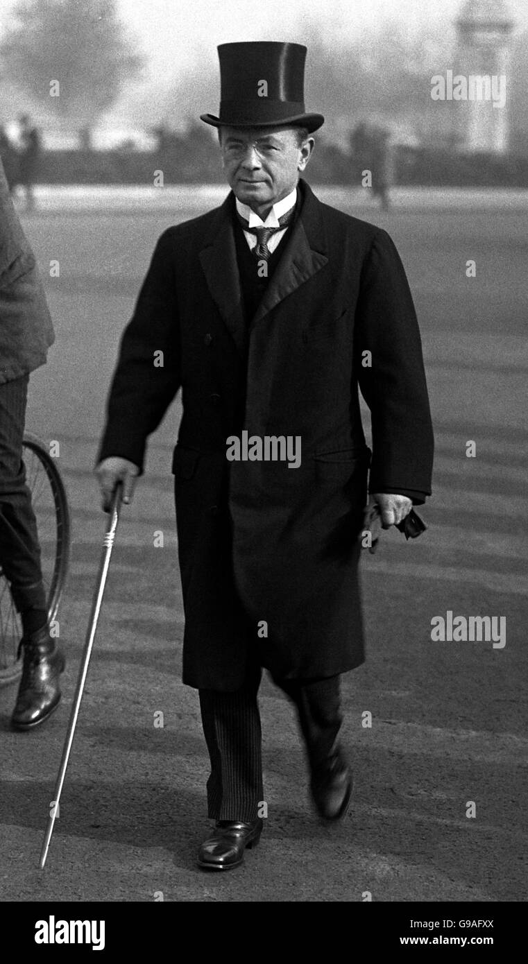 Mr L.C.M.S. Amery, the First Lord of the Admiralty, leaving the Palace ...