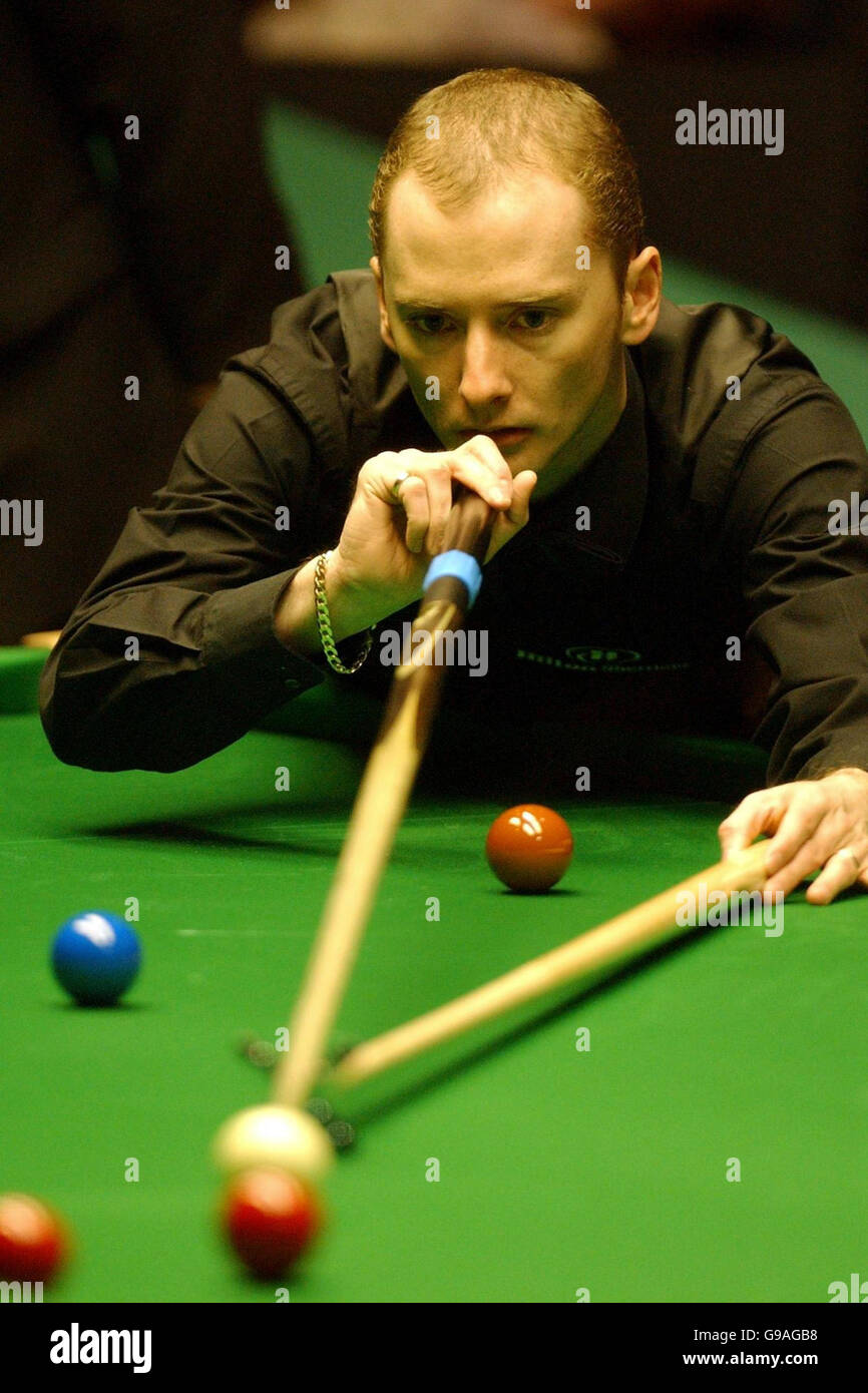 Graeme Dott in action against Ronnie O'Sullivan during the semi final ...