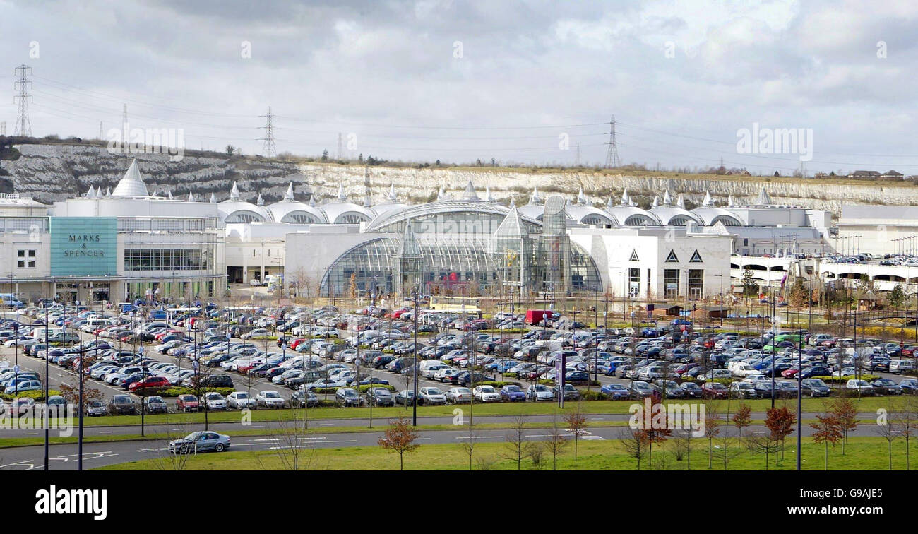 A view bluewater shopping centre hi-res stock photography and images ...