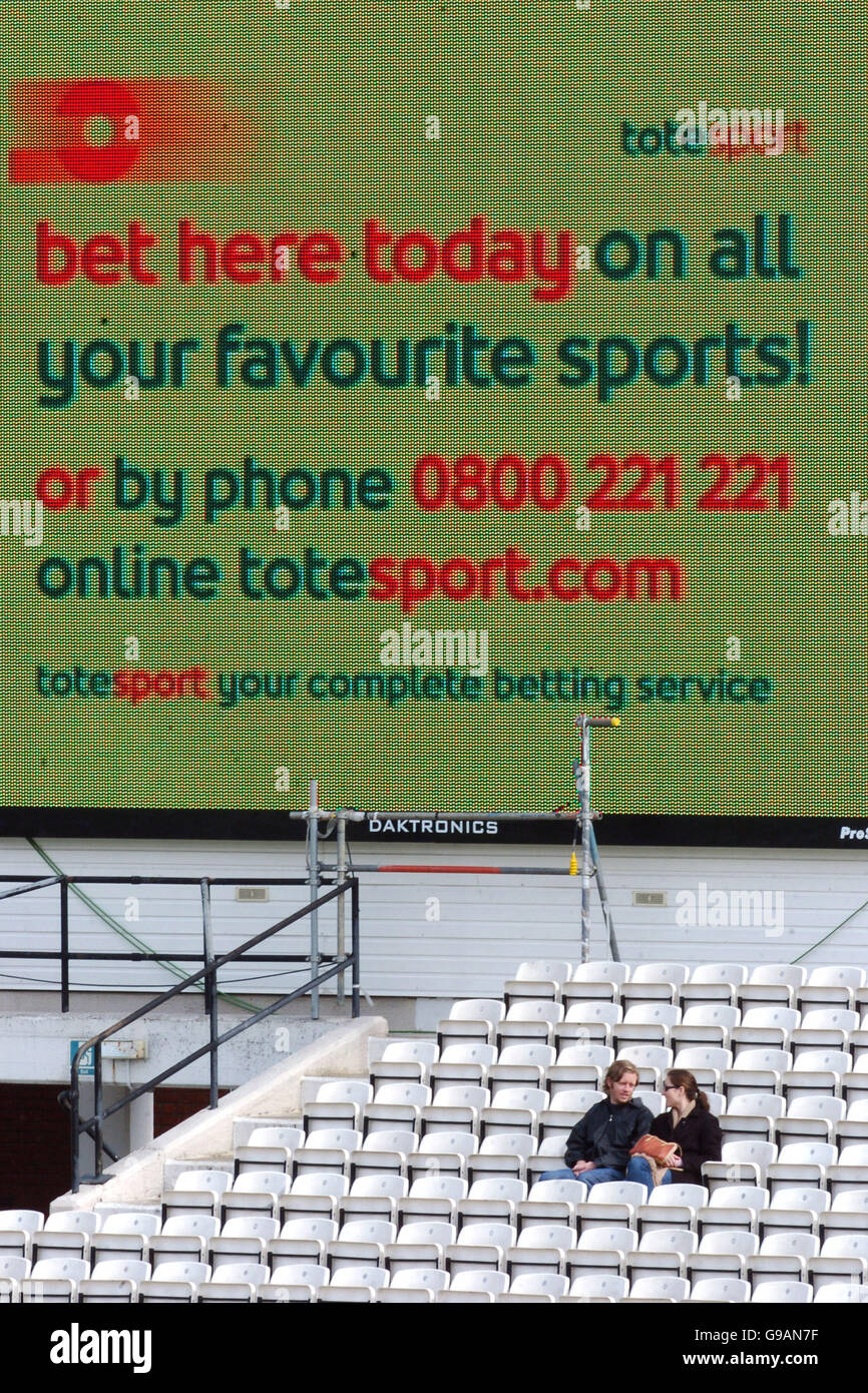 Big screen brit oval hi-res stock photography and images - Alamy