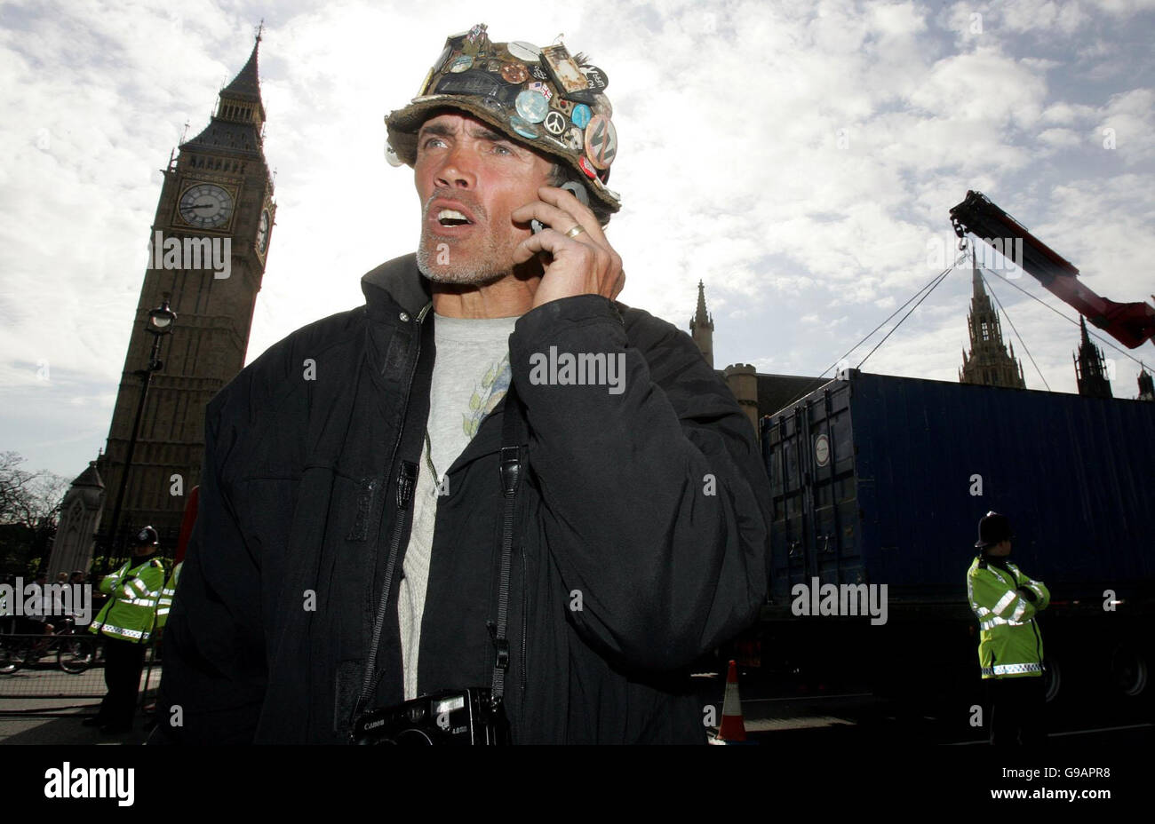 Protestor Brian Haw, standing near to a storage container and police ...