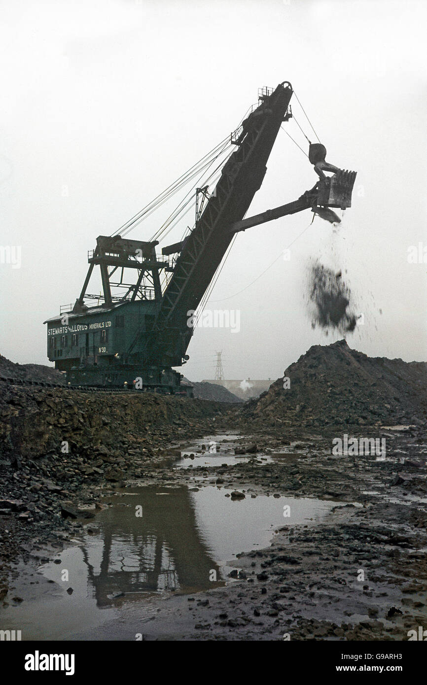 Silhouette dragline hi-res stock photography and images - Alamy