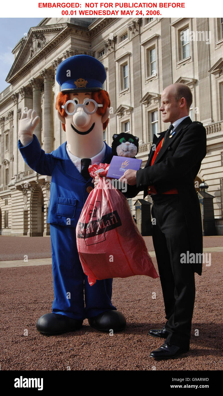 Buckingham Palace Livery Messenger Paul King hands invitations to the ...