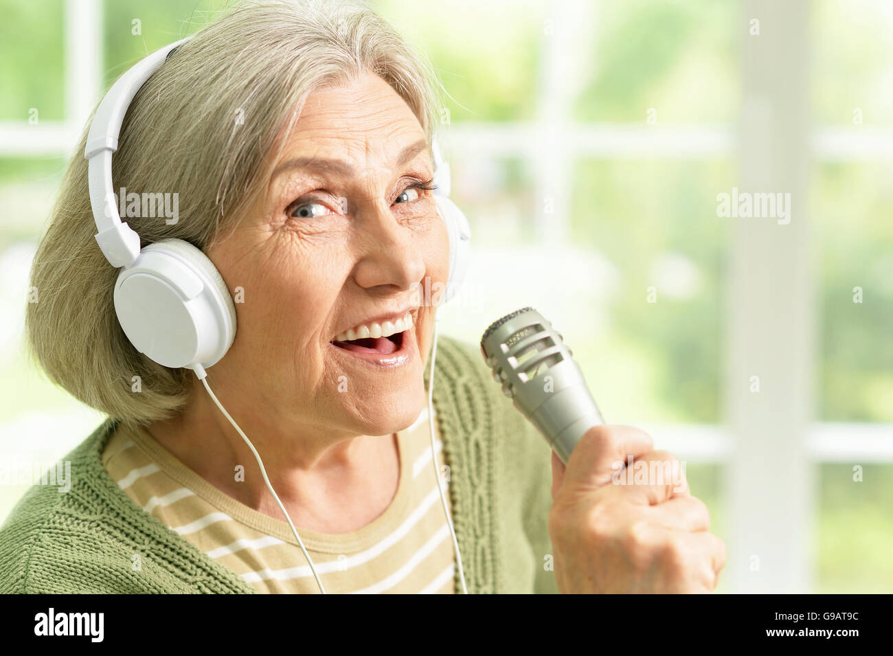 Senior singer woman Stock Photo - Alamy