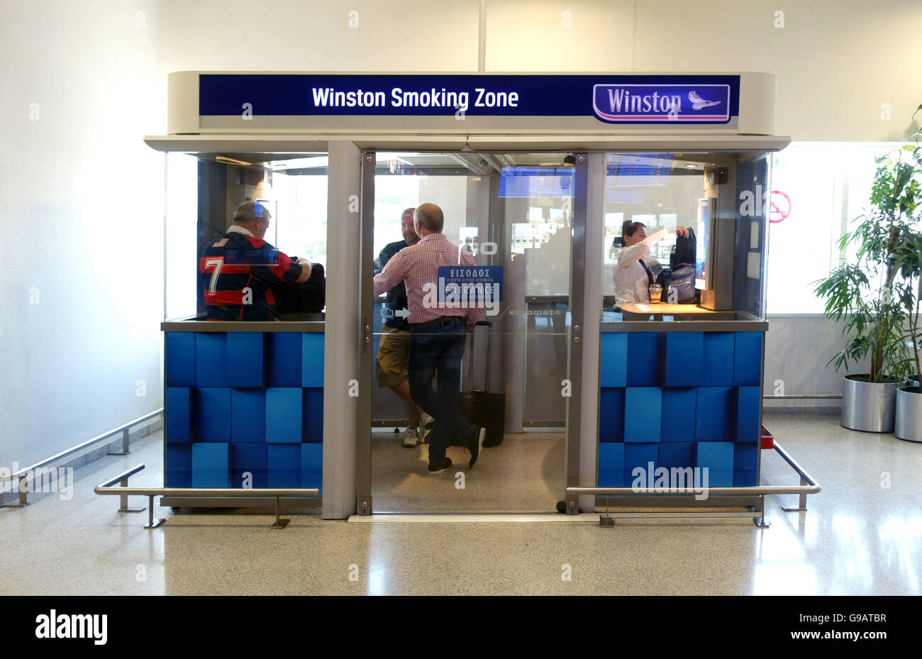 Smoking zone hi-res stock photography and images - Alamy