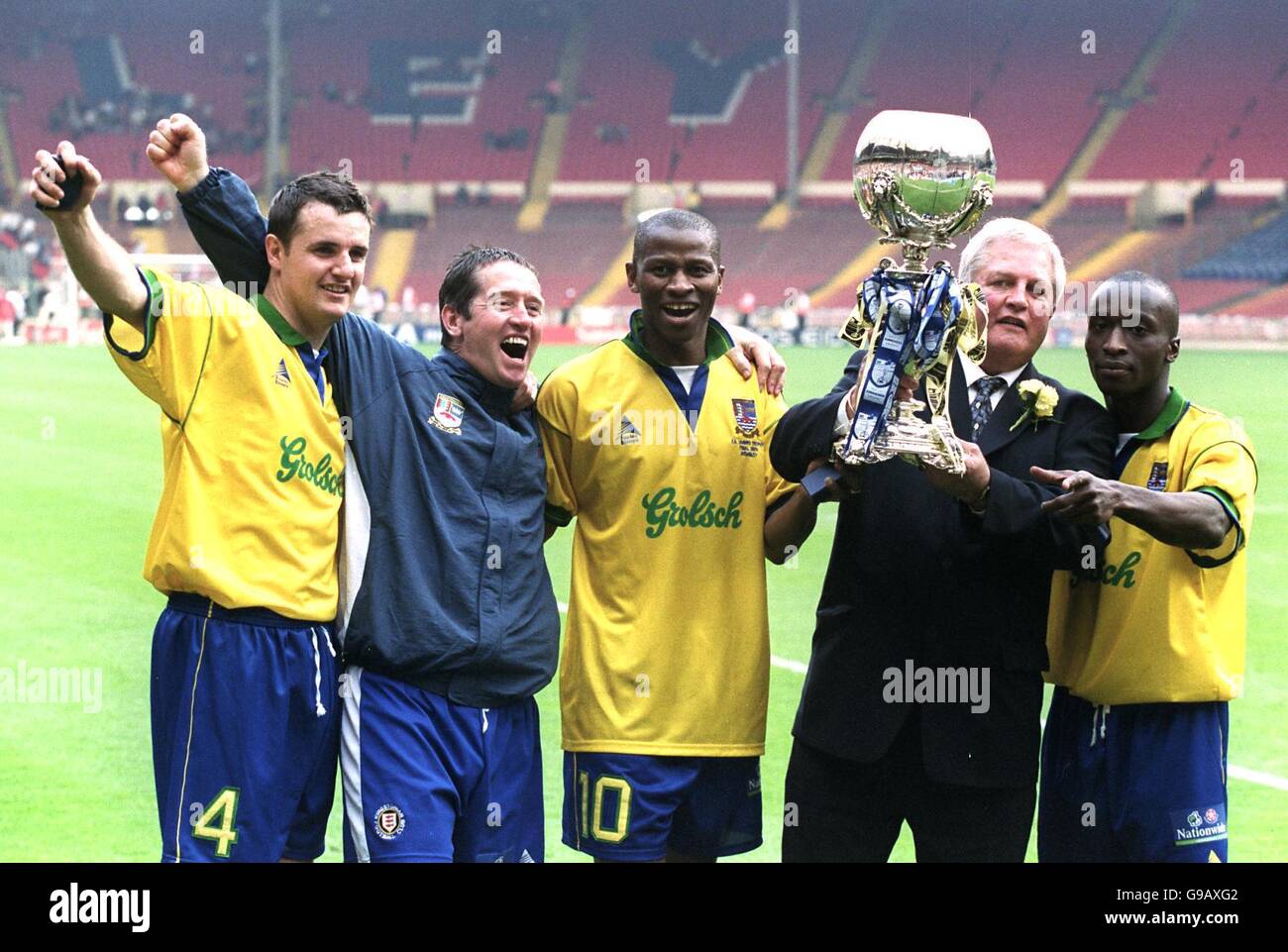 Kingstonian manager geoff chapple lifts the fa umbro trophy hi-res ...